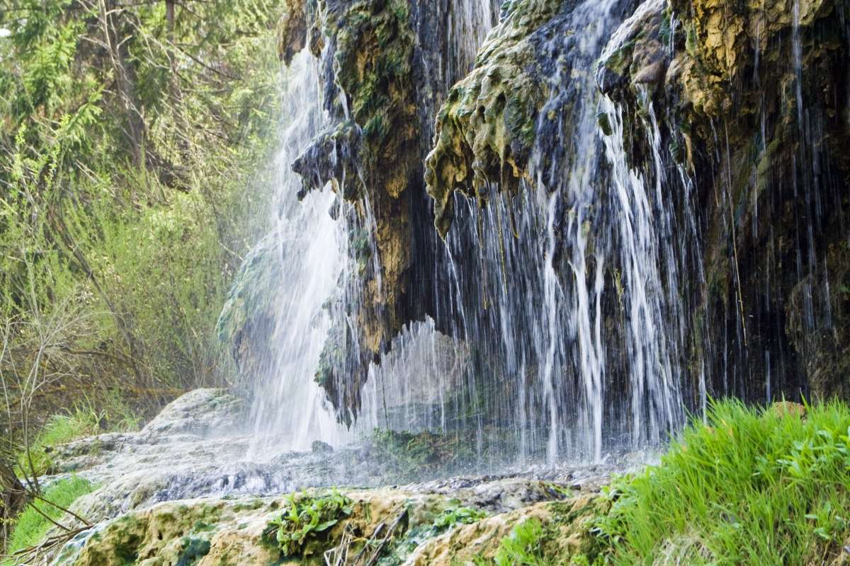 Un loc unic în Europa. Cascada cu apă termală care își schimbă culoarea ...