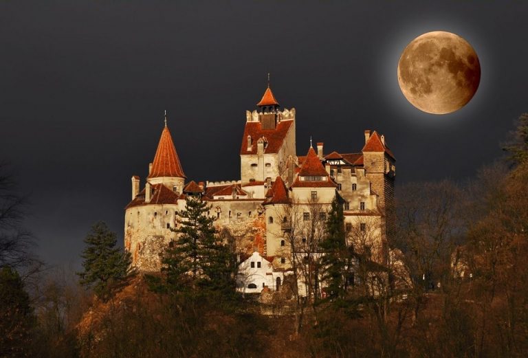 Castelul Bran,una dintre cele mai preţioase construcţii din lume.Se ...