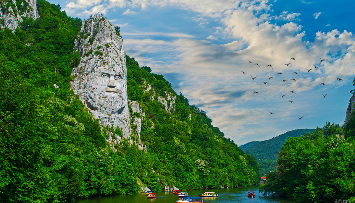 Chipul lui Decebal, cea mai înaltă sculptură în piatră din Europa.Orice ...