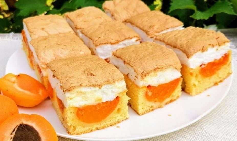 Prăjitura la tavă, cu caise și bezea – o prăjitură moale, pufoasă ...