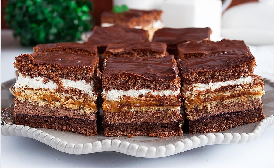 Prăjitura de nota 10 căreia nu îi rezistă niciun musafir.Are blat pufos ...