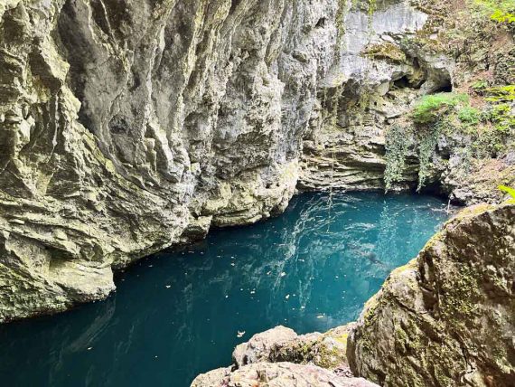Peștera Lacul Dracului din Munții Locvei, un monument impresionant al ...