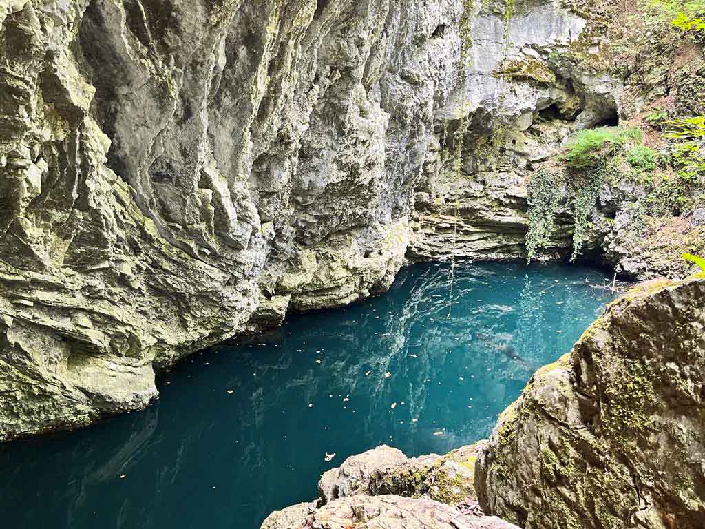 Peștera Lacul Dracului din Munții Locvei, un monument impresionant al ...