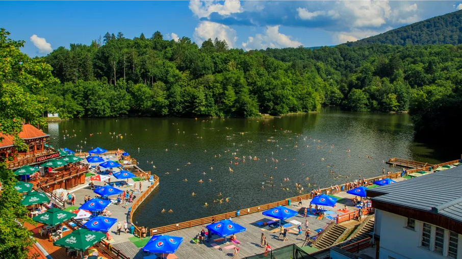Lacul din România, unic în lume, unde poți face baie în apă rece, dar ...