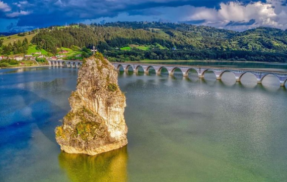 Stânca care se mişcă singură în timpul nopții, unul dintre cele mai ...